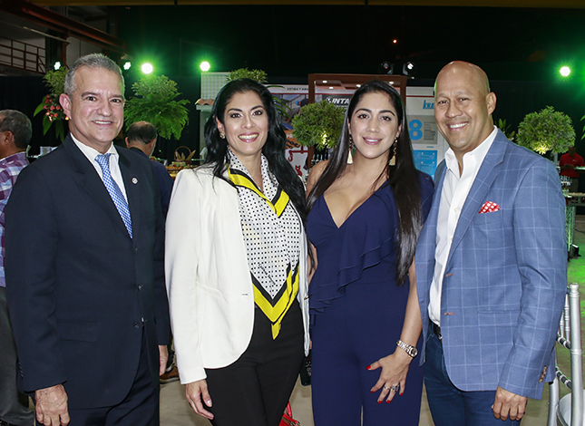 Jose Gracia , Barbara Soto, Angie Montoya Beto Boutet
