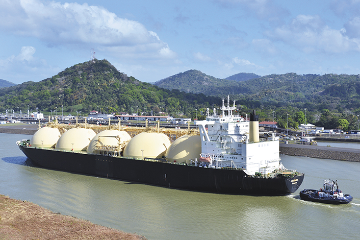 Tránsito del barco de LNG ¨Gemmata¨